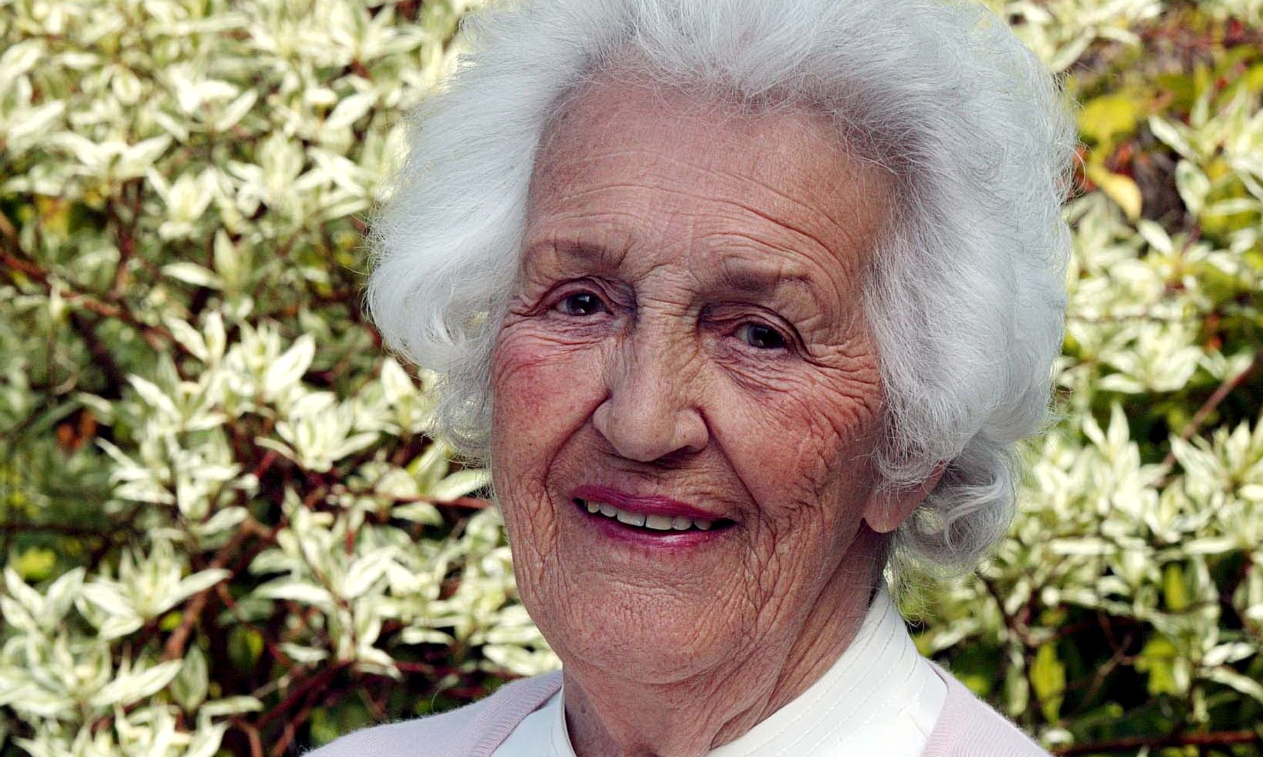 EastEnders actor Edna Doré dies aged 92 following battle with emphysema ...